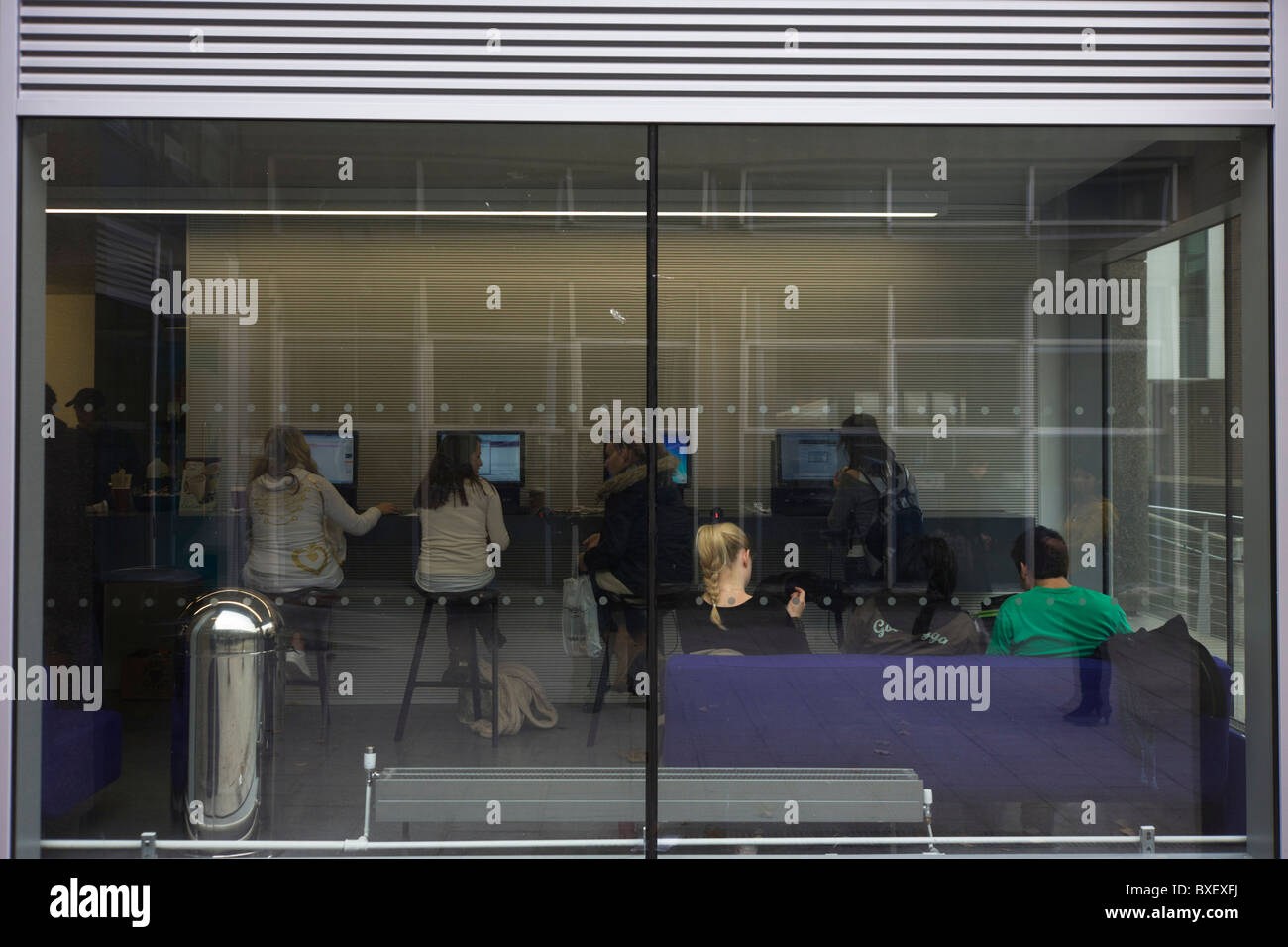 Uk university students computers hi-res stock photography and images ...