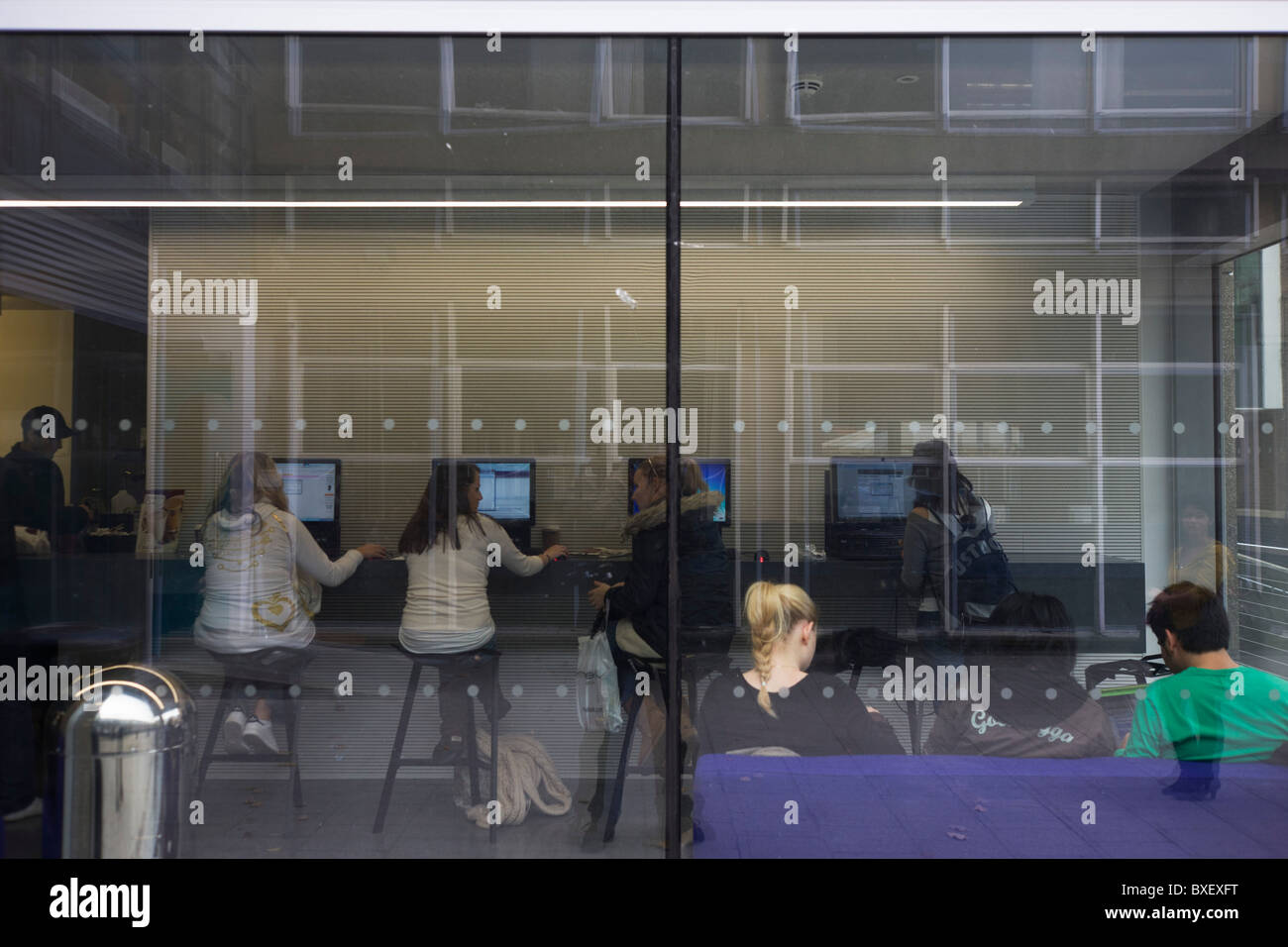 Uk university students computers hi-res stock photography and images ...