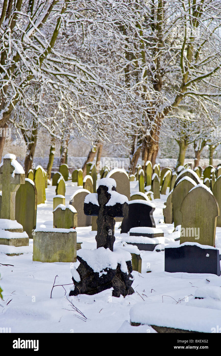 Snowy graveyard and gravestones. Headstones Stock Photo - Alamy