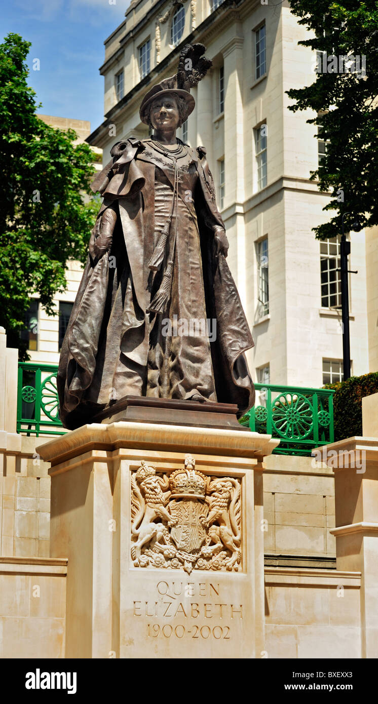 Statue Of Queen Elizabeth High Resolution Stock Photography and Images ...