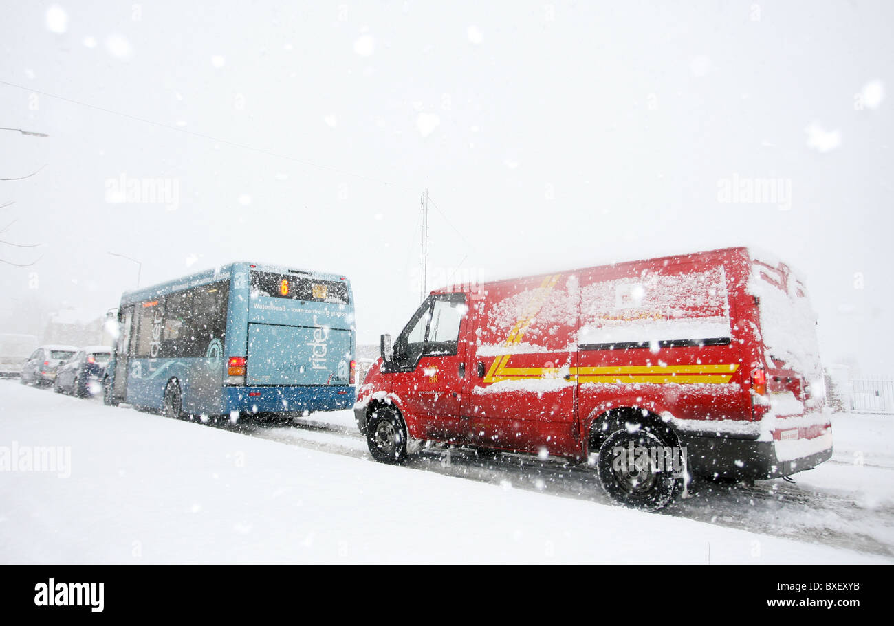Royal mail van and local bus in the snow Stock Photo - Alamy