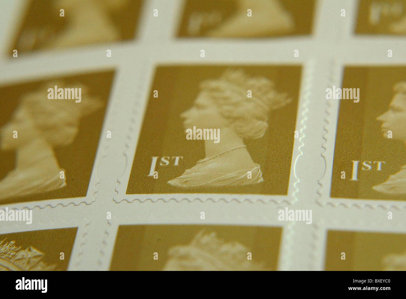 Queen Elizabeth II head on British Postal Stamps Stock Photo - Alamy