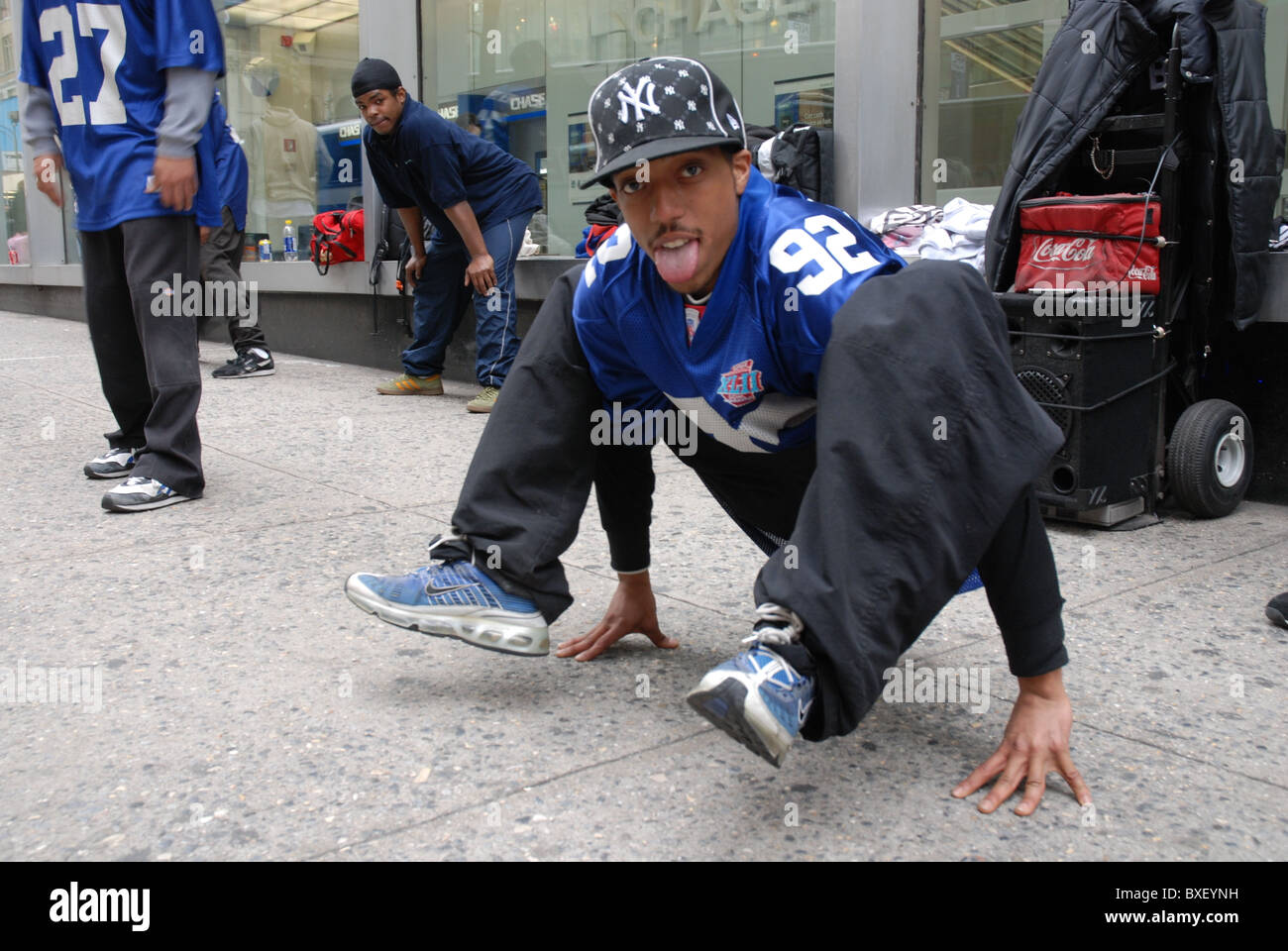 Breakdance group hi-res stock photography and images - Alamy