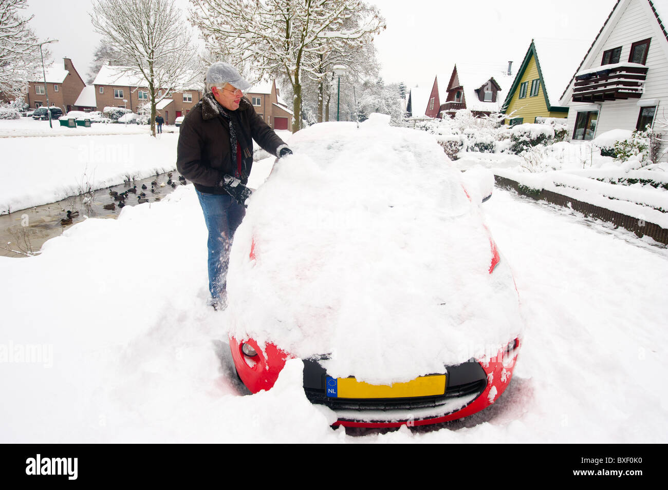 Man removing snow from car hi-res stock photography and images - Alamy