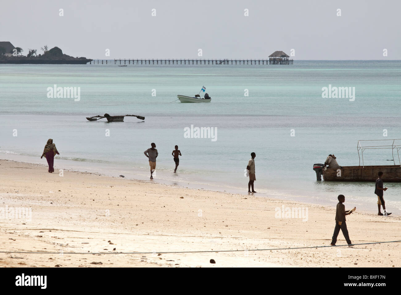 Tanzanian locals on the beach at Kizimkazi on Zanzibar Stock Photo - Alamy