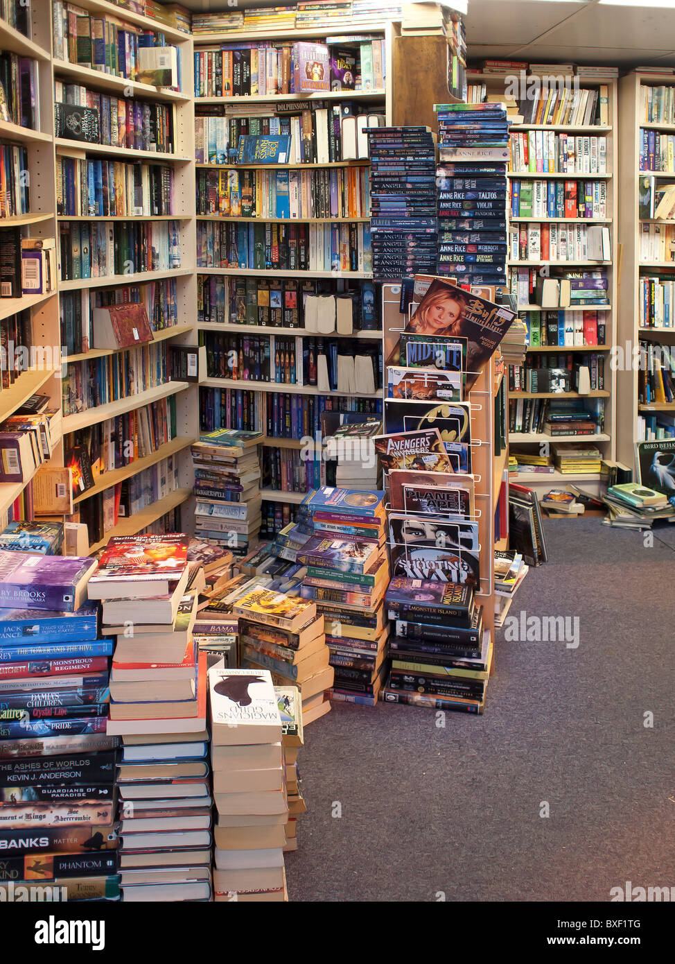 Pile of second hand books hi-res stock photography and images - Alamy