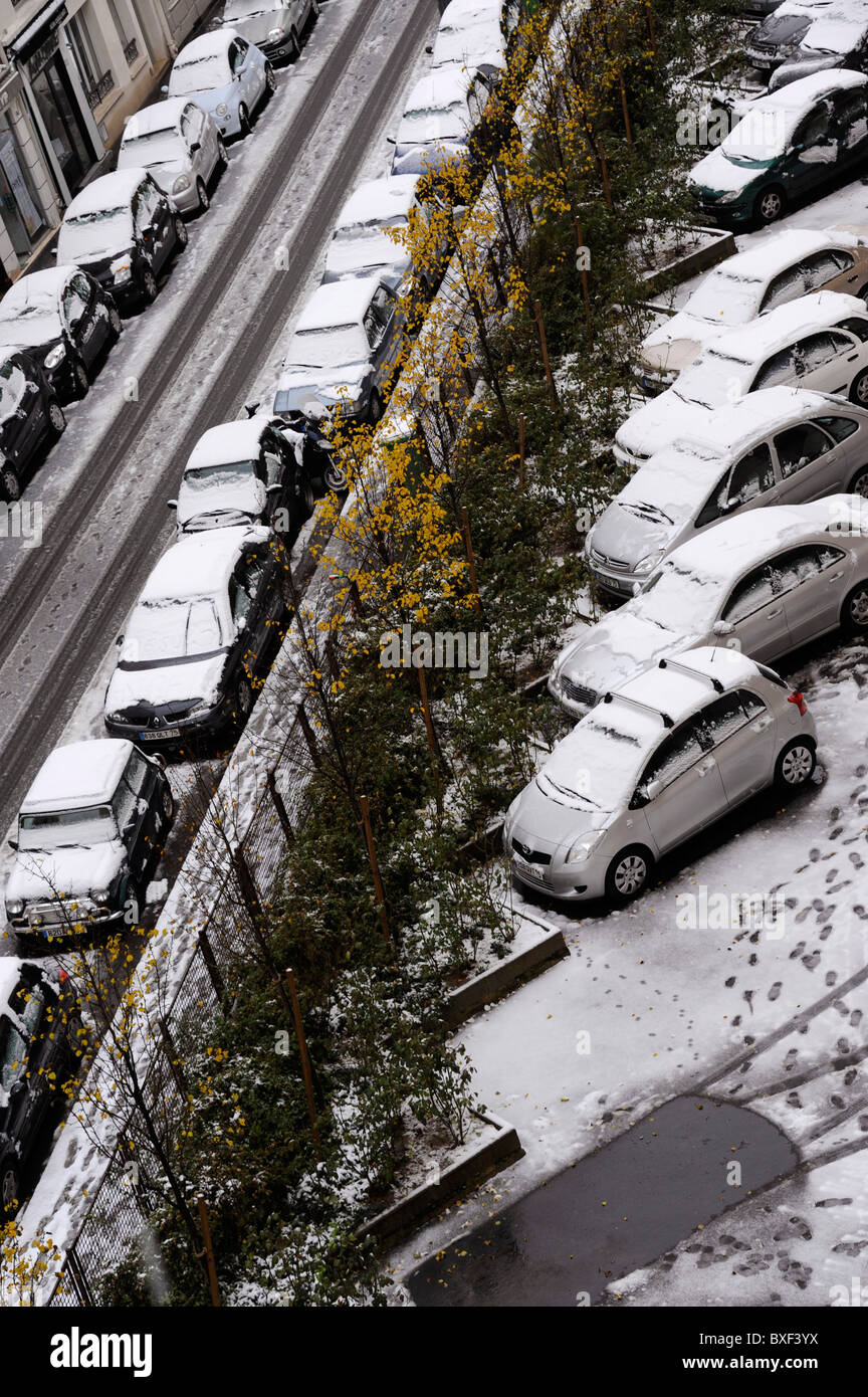 Under the roofs of paris hi-res stock photography and images - Alamy