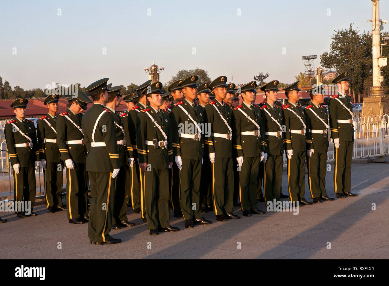 Chinese soldiers tiananmen square hi-res stock photography and images ...