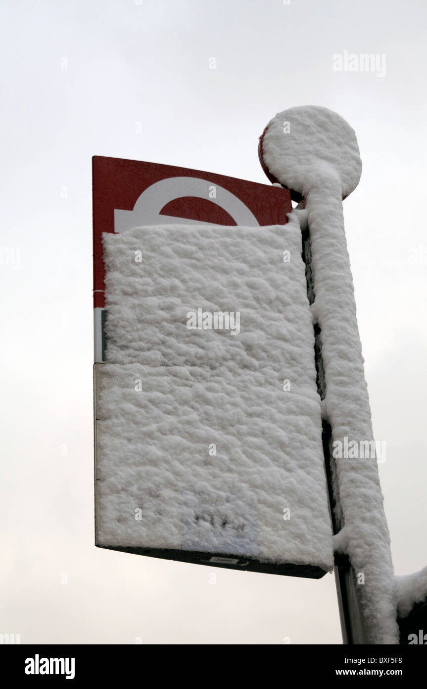 UK. SNOW COVER A BUS STOP SIGN.HEAVY SNOW AND BAD WEATHER CAUSE ...