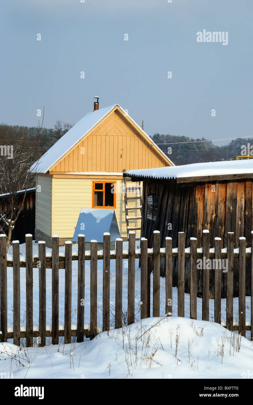 Modern farmhouse exterior in snow hi-res stock photography and images ...