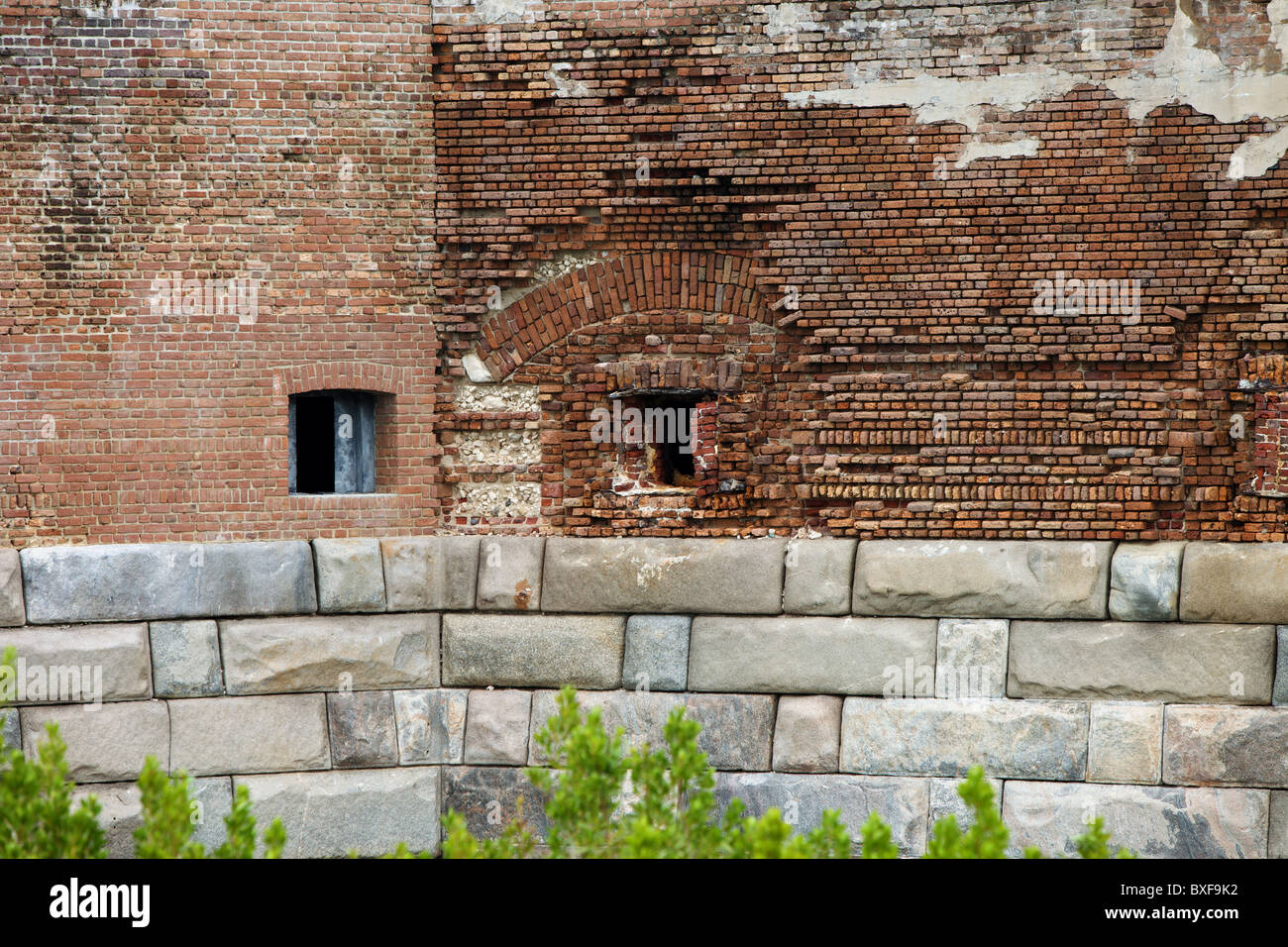 Crumbling red bricks hi-res stock photography and images - Alamy