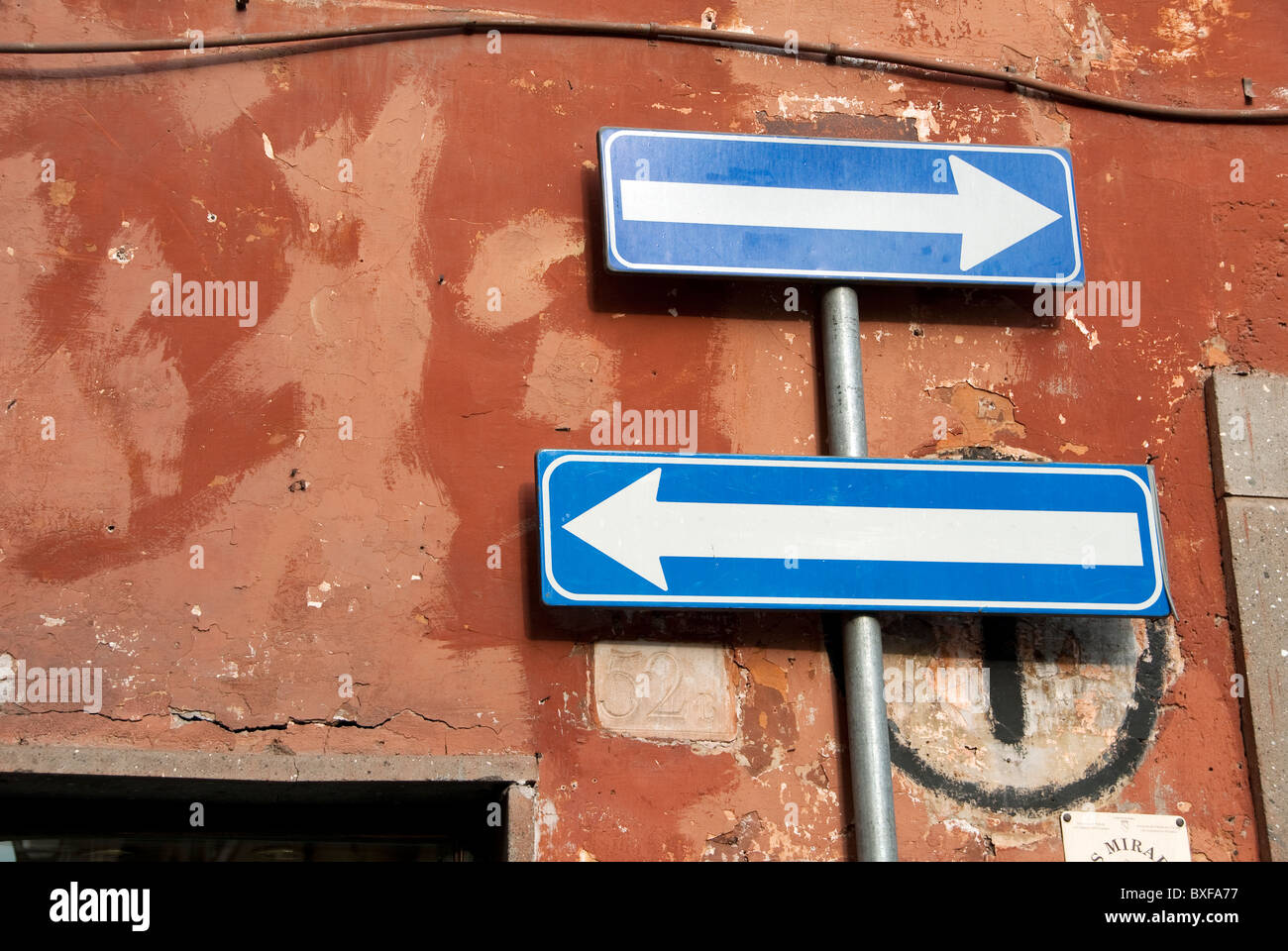 Arrows confusing confusion hi-res stock photography and images - Alamy
