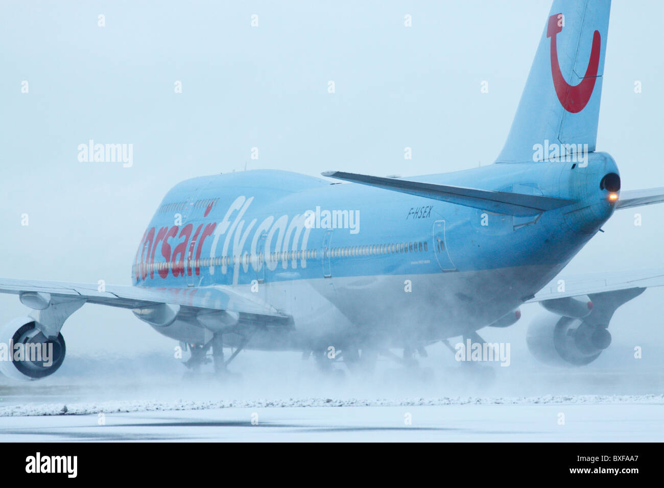 Boeing 747 taking off hi-res stock photography and images - Alamy
