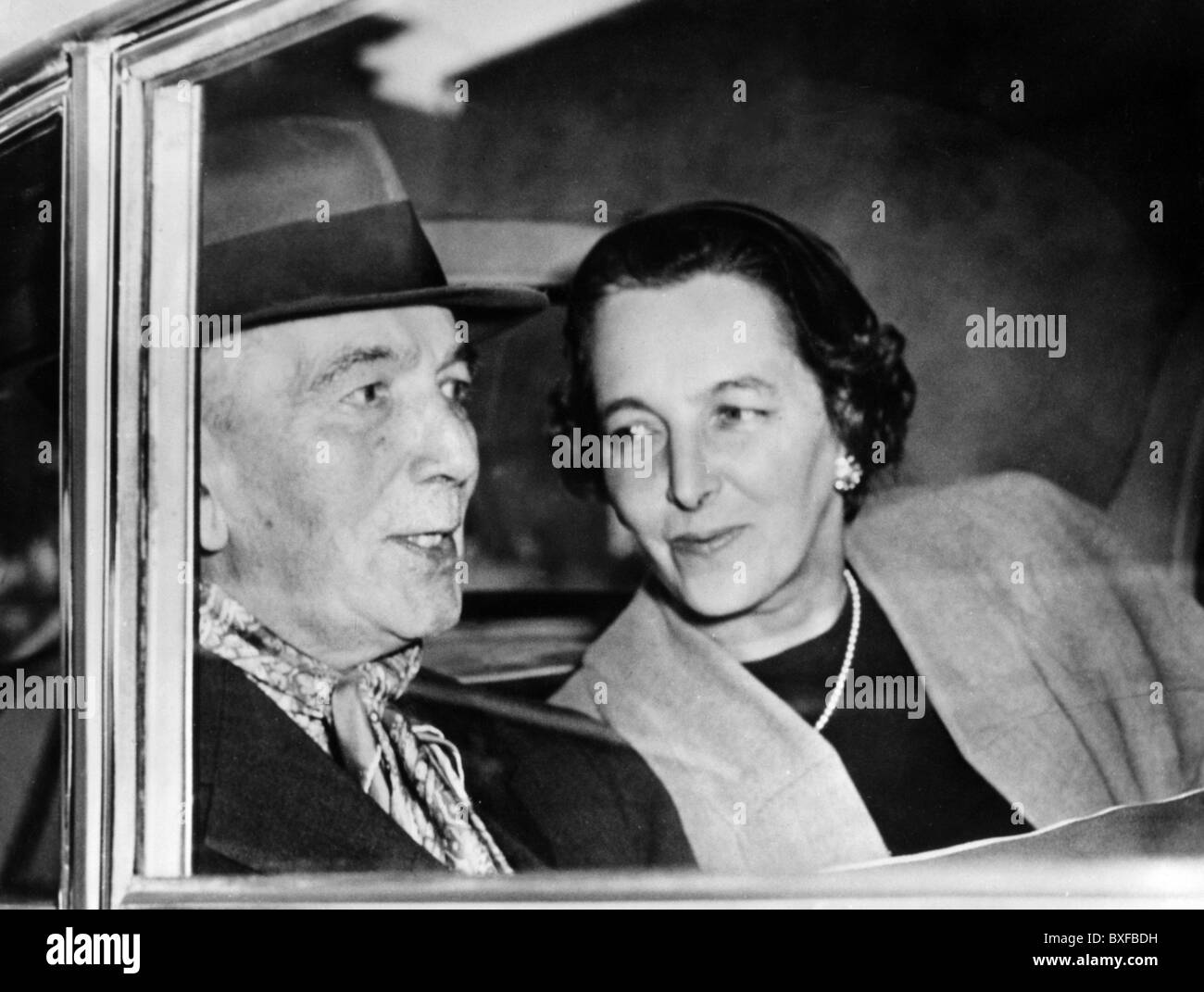 6 11 1954 hi-res stock photography and images - Alamy