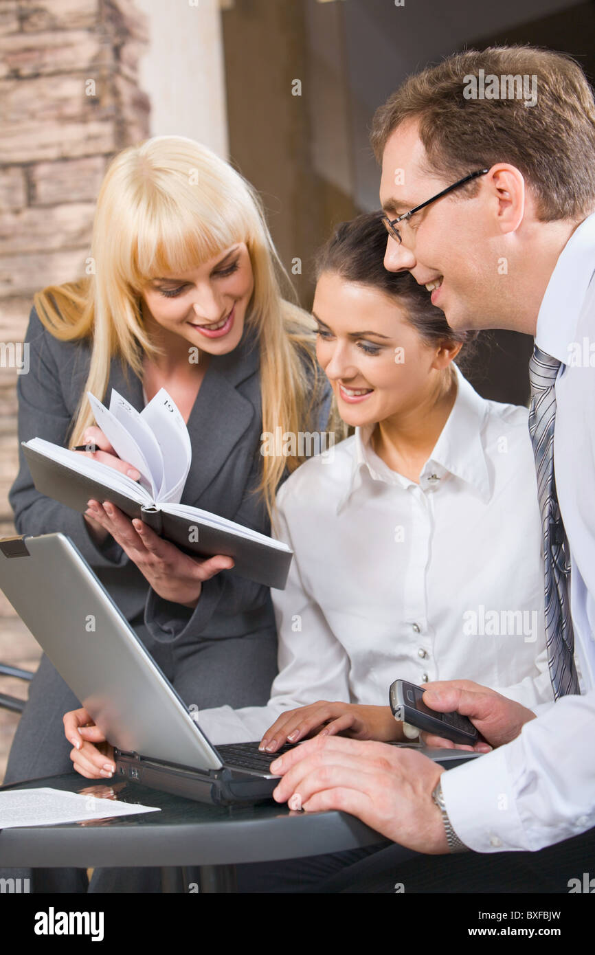 Person demonstrating coworkers hi-res stock photography and images - Alamy