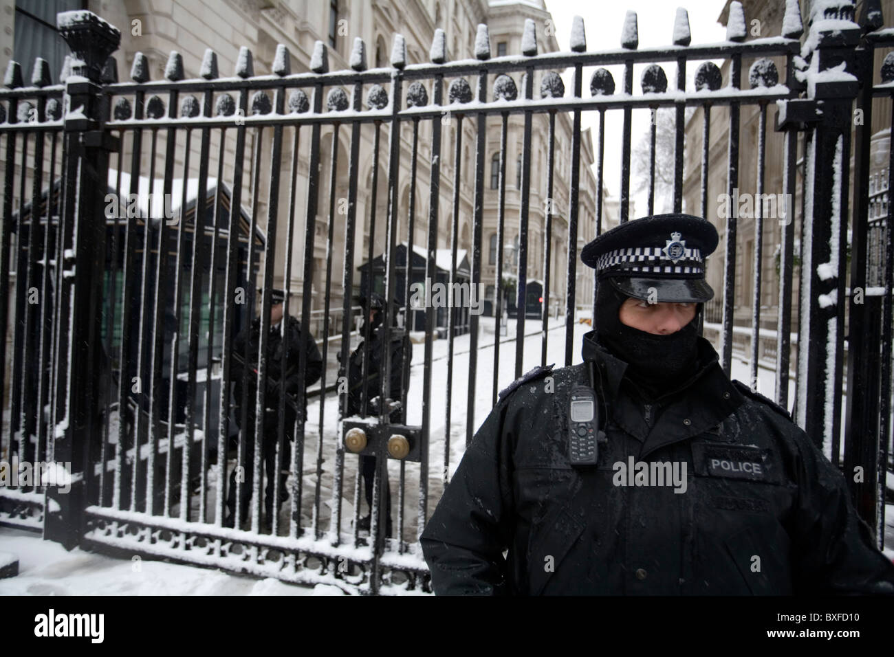POLICE ON GUARD AT DOWNING STREET, LONDON ENGLAND, BRITAIN, UK Stock ...