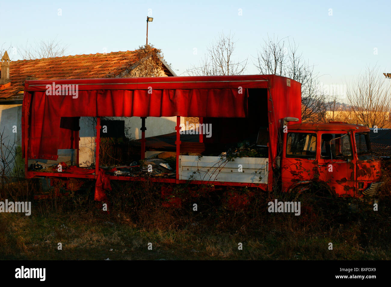 Abandoned vehicle in a garage Stock Photo - Alamy