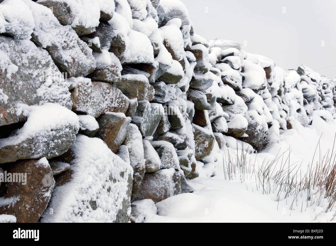 Snow on dry stone wall hi-res stock photography and images - Alamy