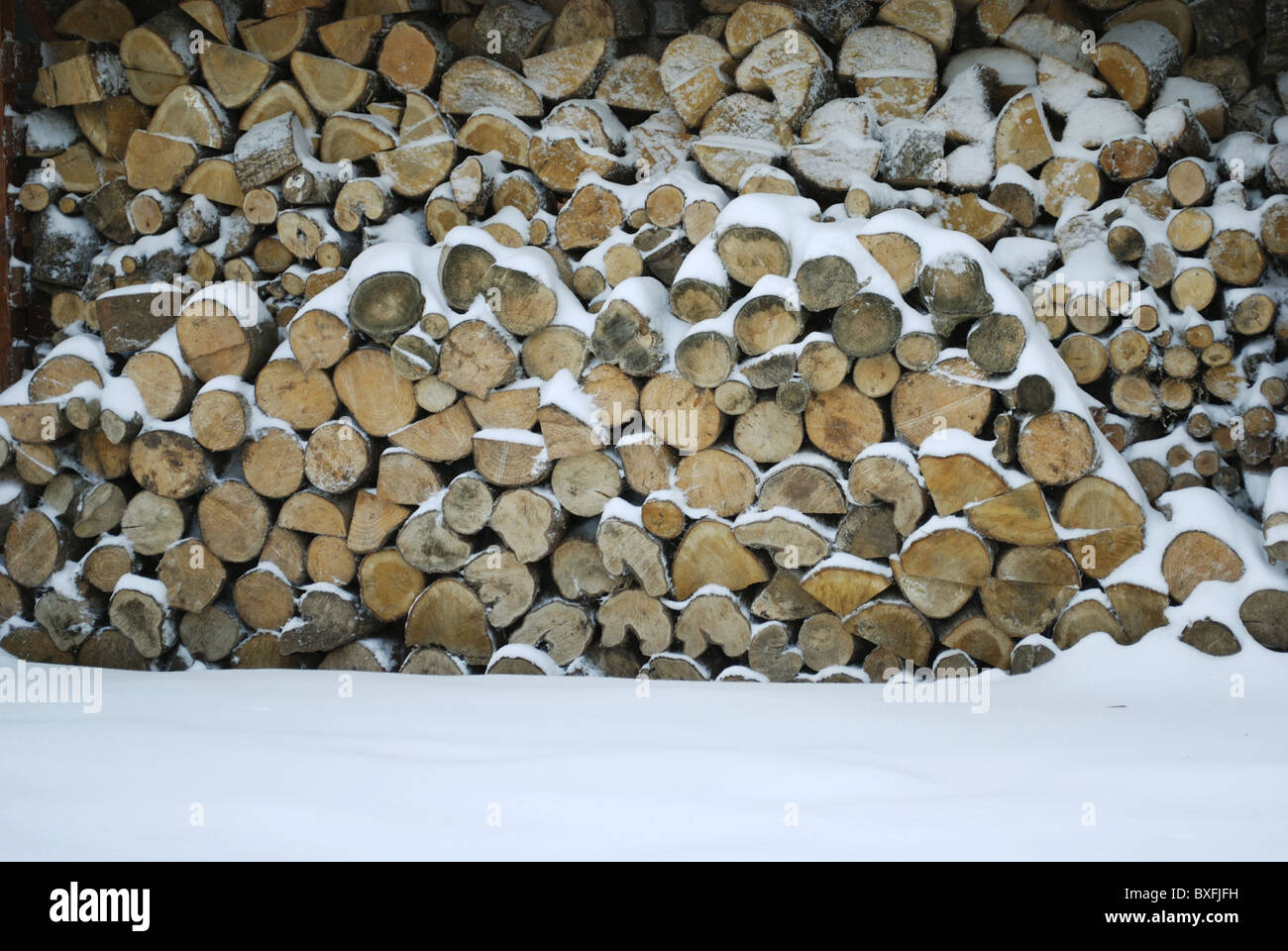 Snow on wood pile hi-res stock photography and images - Alamy