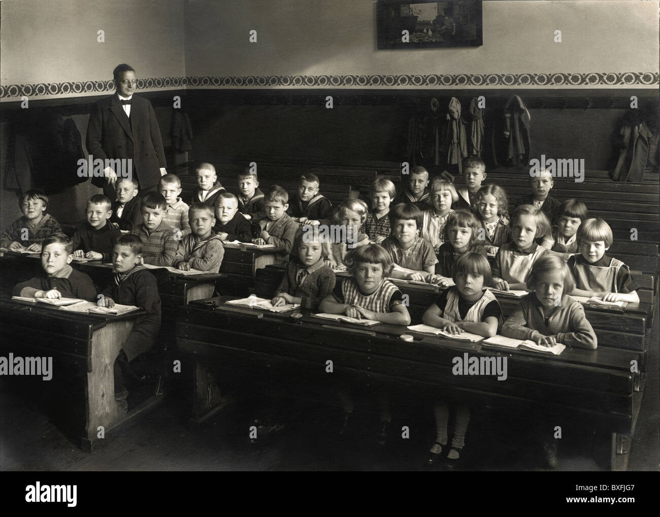 School desks 1920s hi-res stock photography and images - Alamy