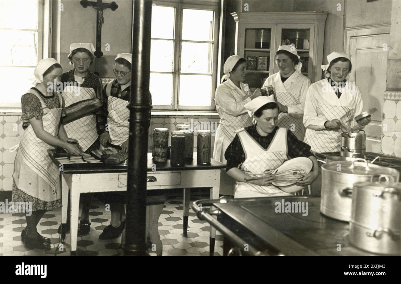 Woman 1930s kitchen hi-res stock photography and images - Alamy