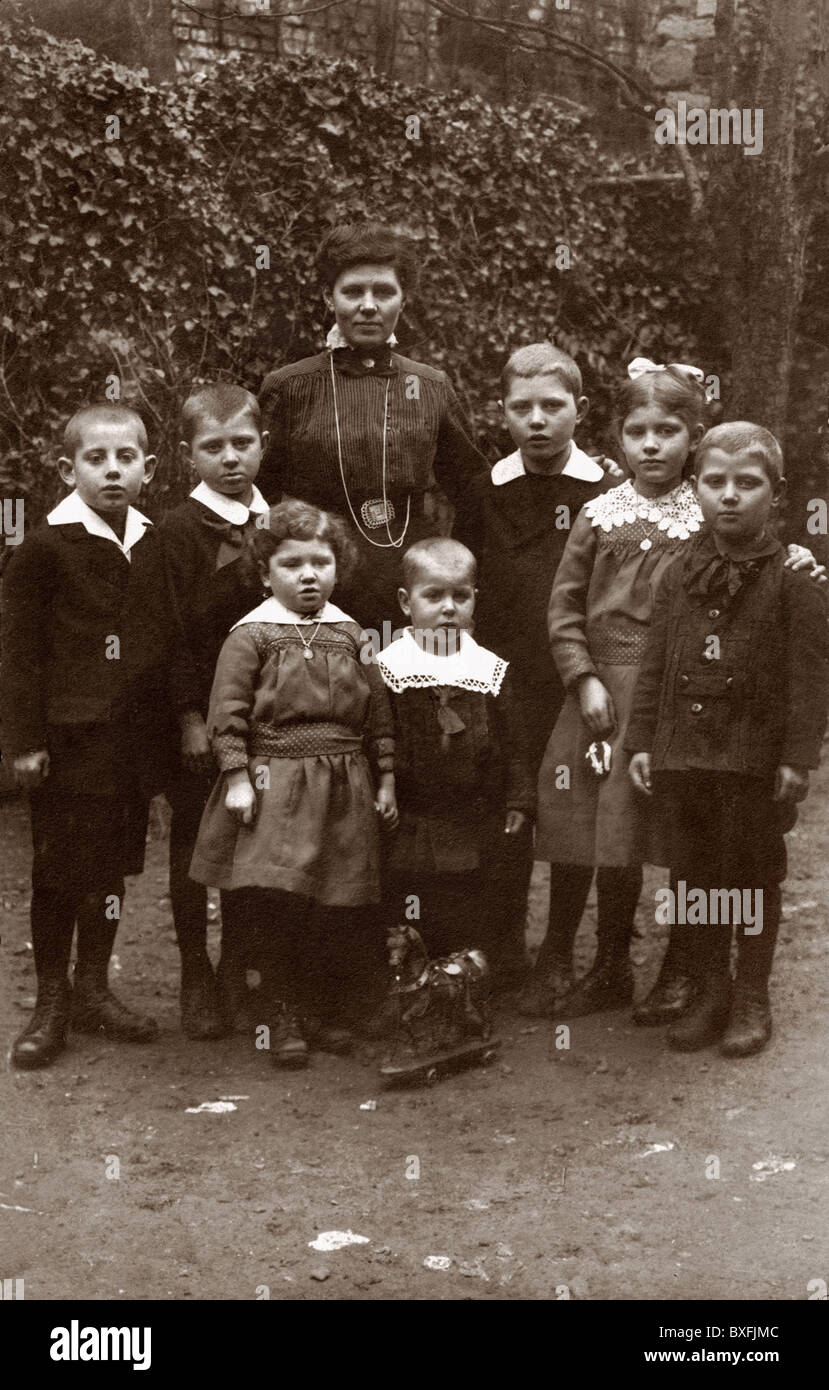 Picture mother seven children hi-res stock photography and images - Alamy