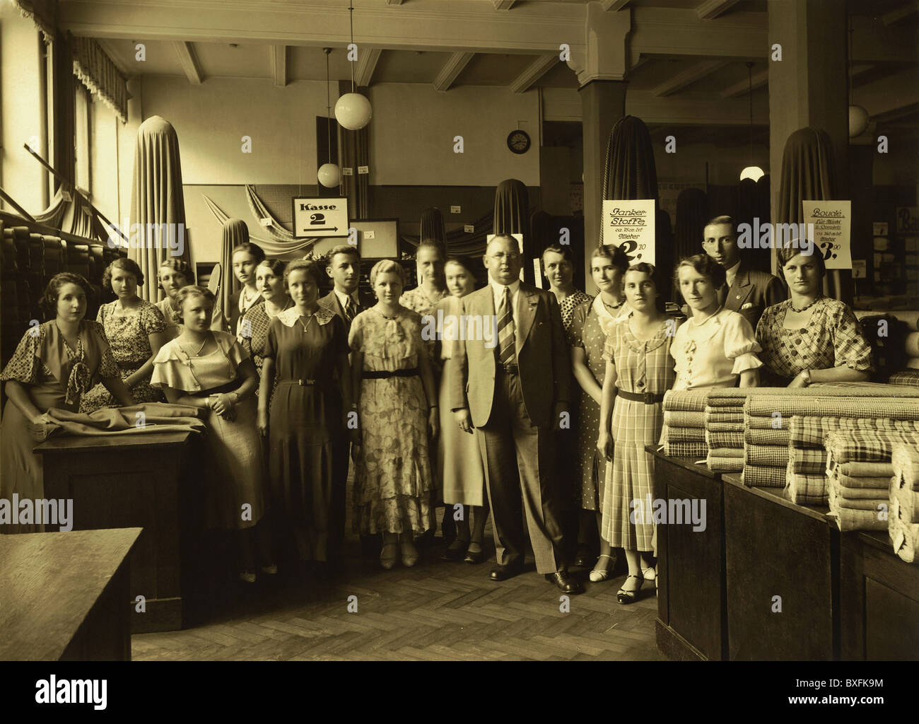 trade, shops, draper's shop, staff, group picture, Munich, Germany ...