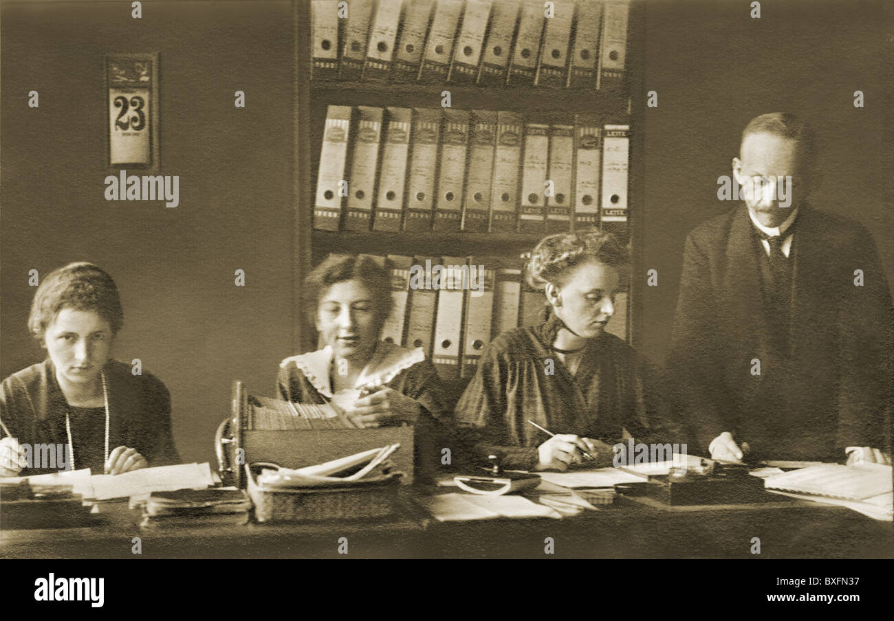 Office assistant filing hi-res stock photography and images - Alamy