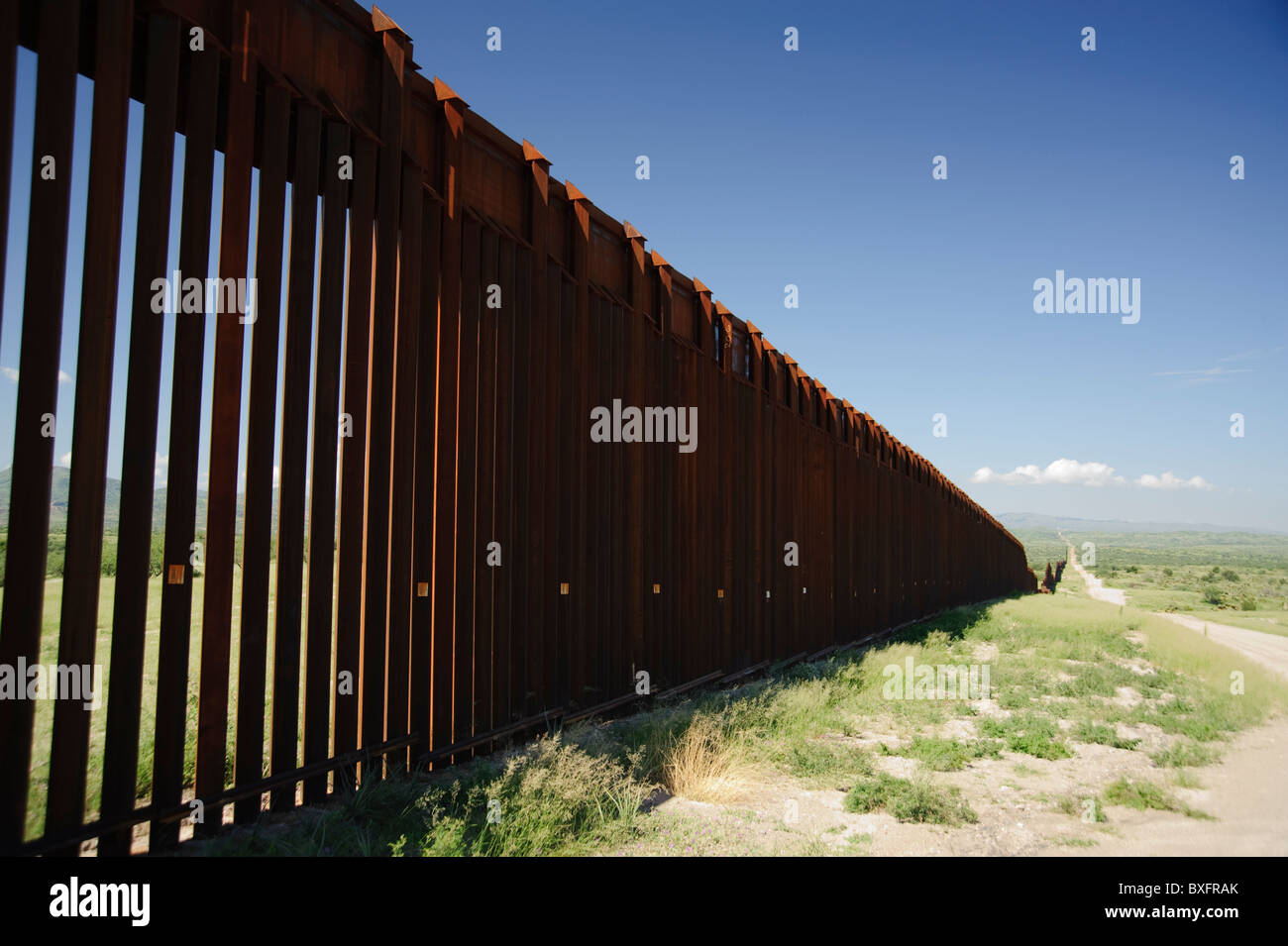 Border fence hi-res stock photography and images - Alamy