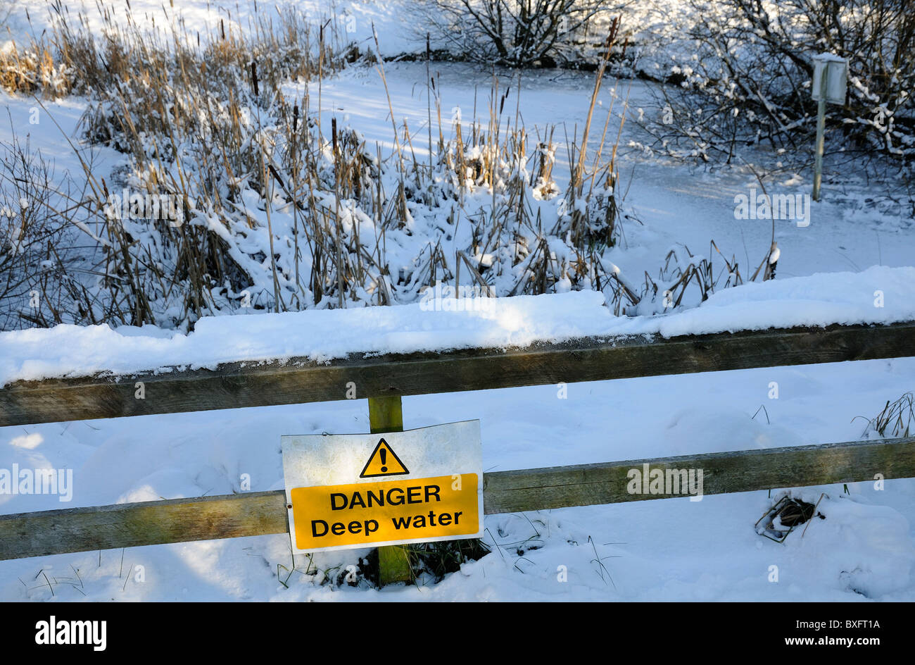 Frozen pond warning sign hi-res stock photography and images - Alamy