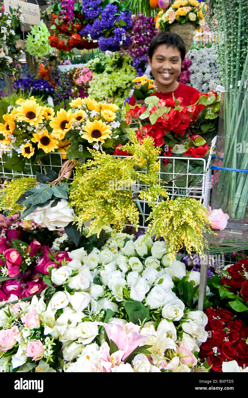 Thai man selling flowers hi-res stock photography and images - Alamy