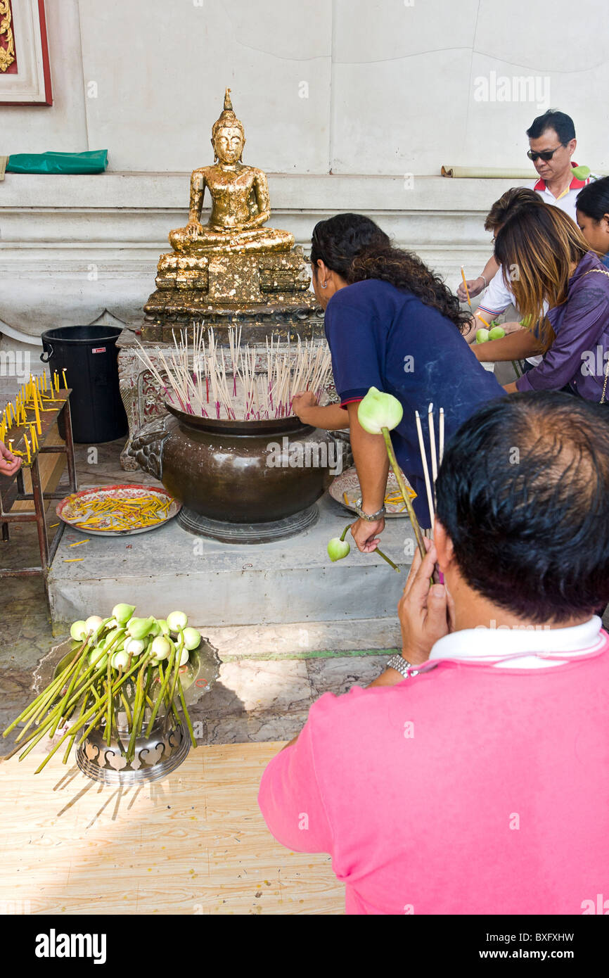Flower offerings buddhist temple sri hi-res stock photography and ...