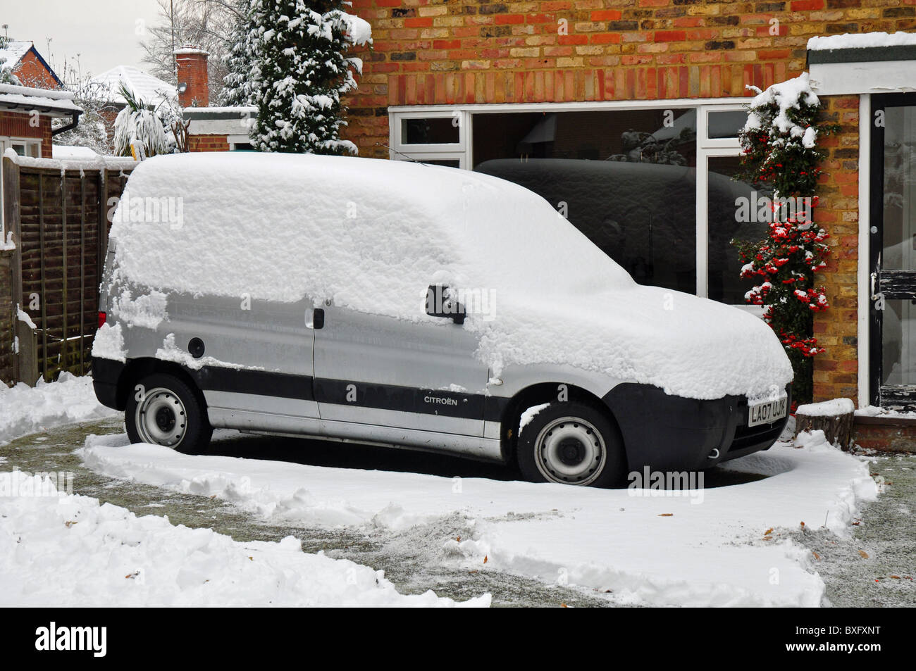 Snow covered van hi-res stock photography and images - Alamy