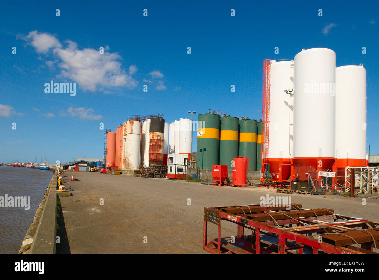 Oil storage yard hi-res stock photography and images - Alamy