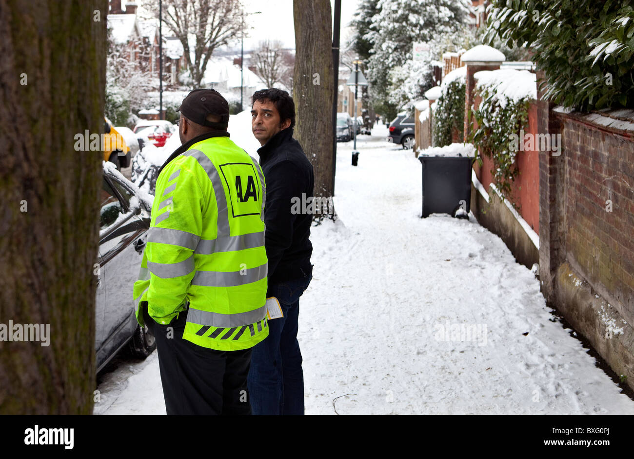 AA car mechanic at road with customer Stock Photo - Alamy