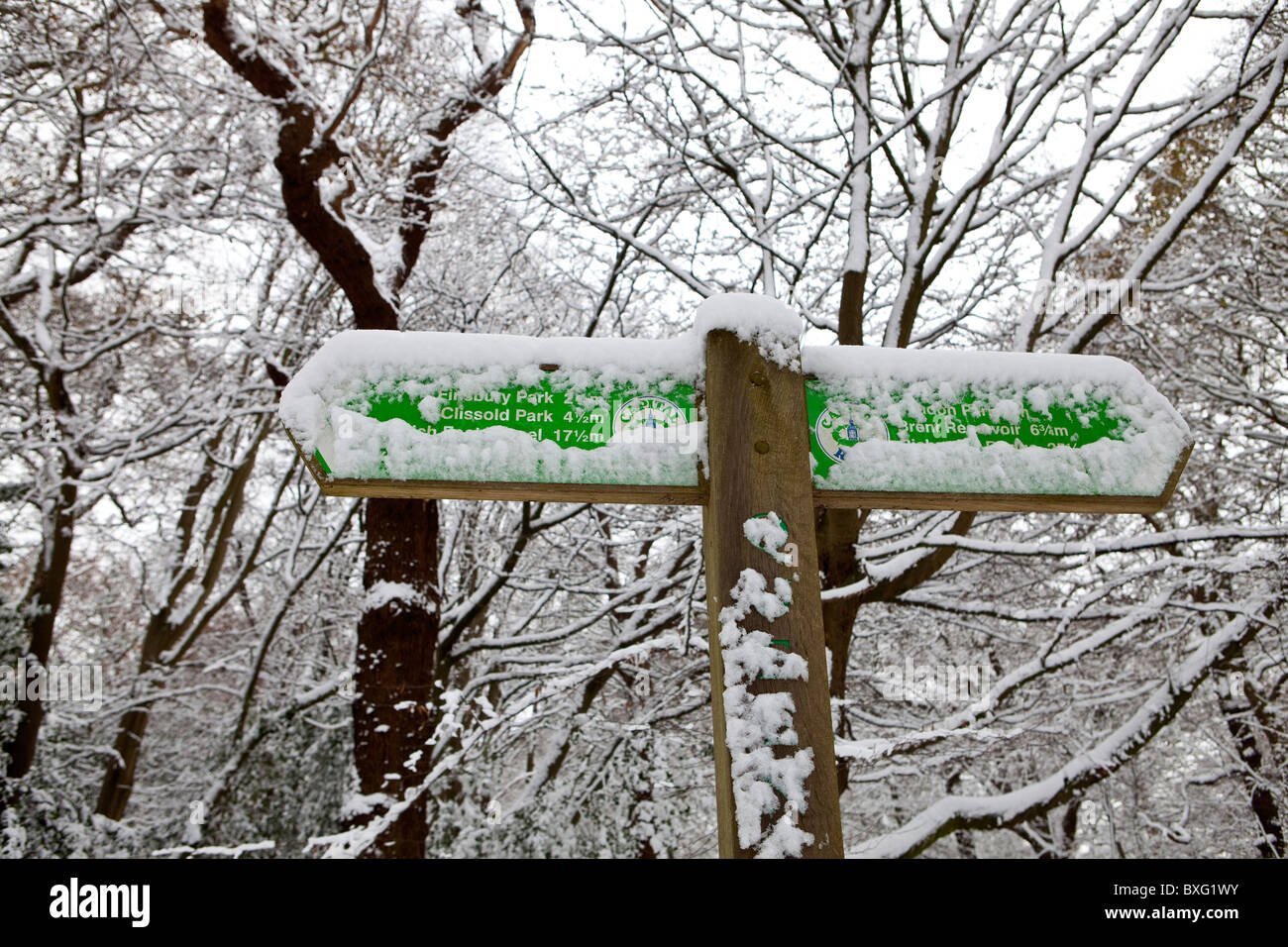 Green sign in snow hi-res stock photography and images - Alamy