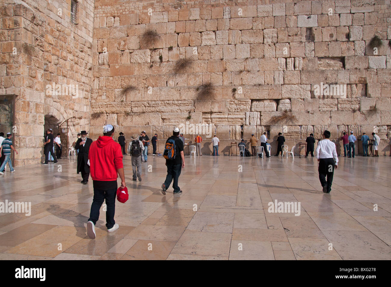 Western wall praying people hi-res stock photography and images - Alamy