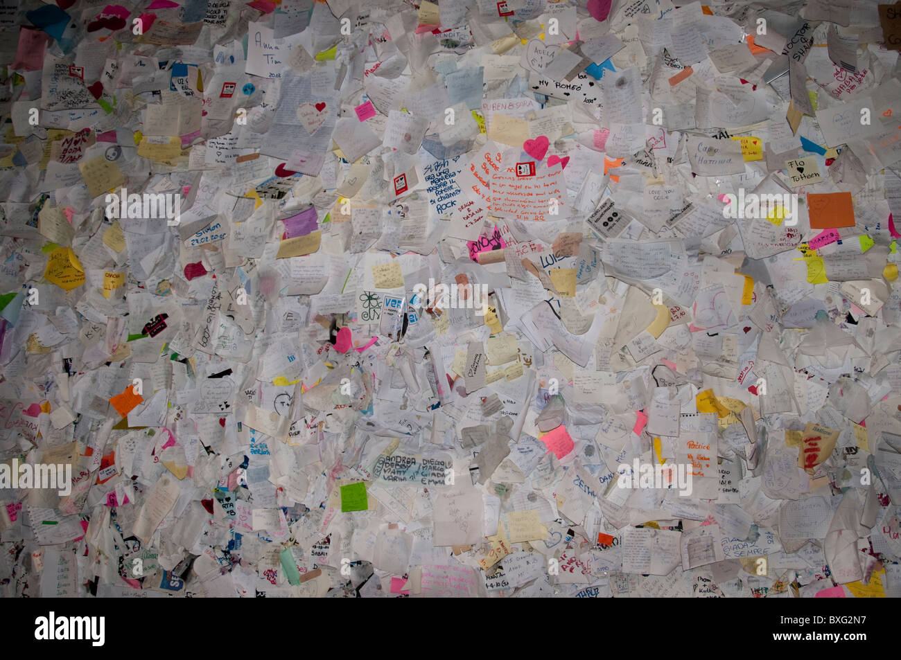 Love notes on wall of Juliet's house in Verona the city in Northern ...