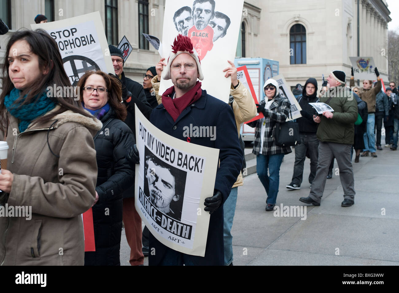 Protesters demonstrate in New York against the Smithsonian Museum ...