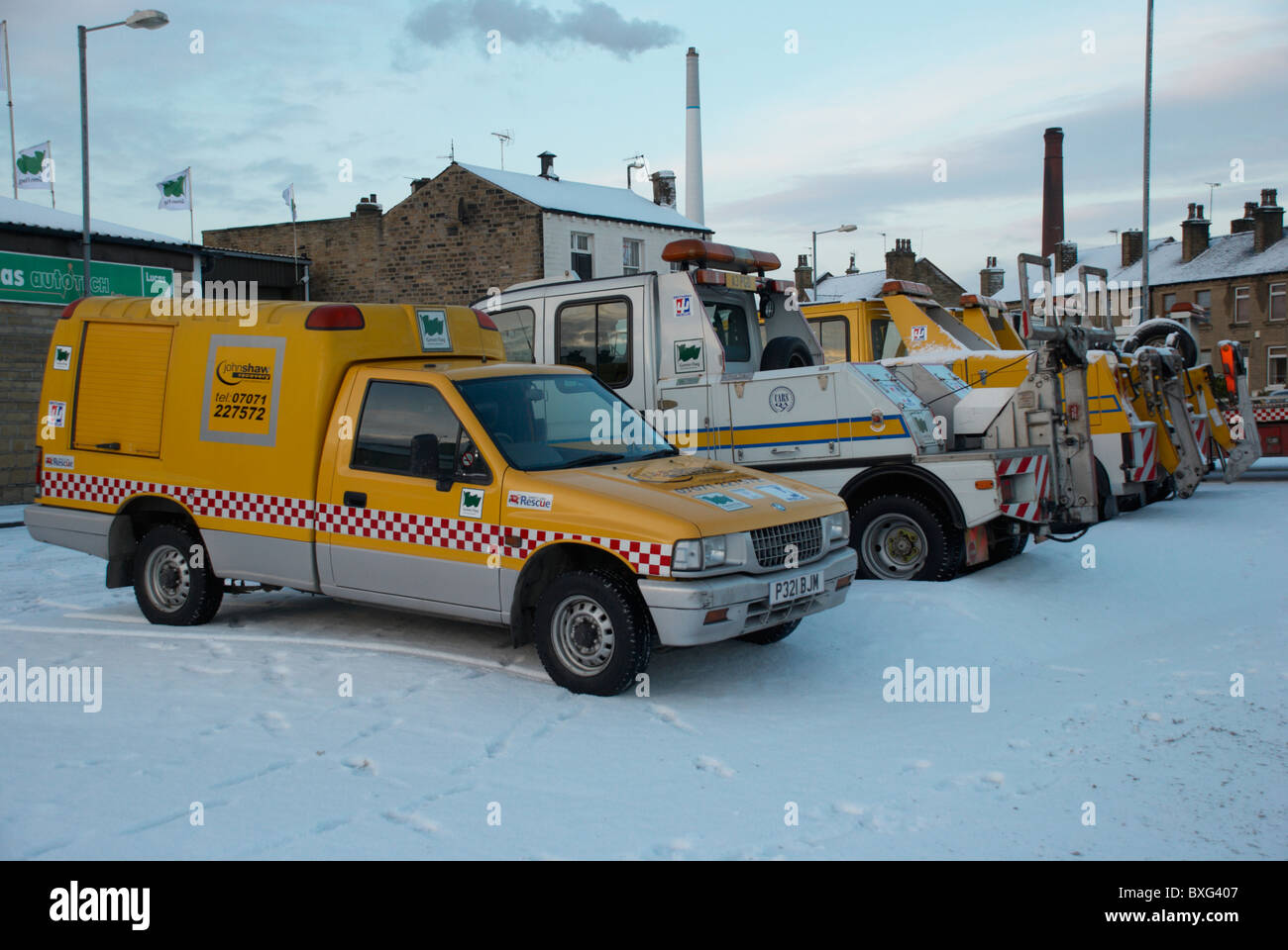 Breakdown truck towing hi-res stock photography and images - Alamy
