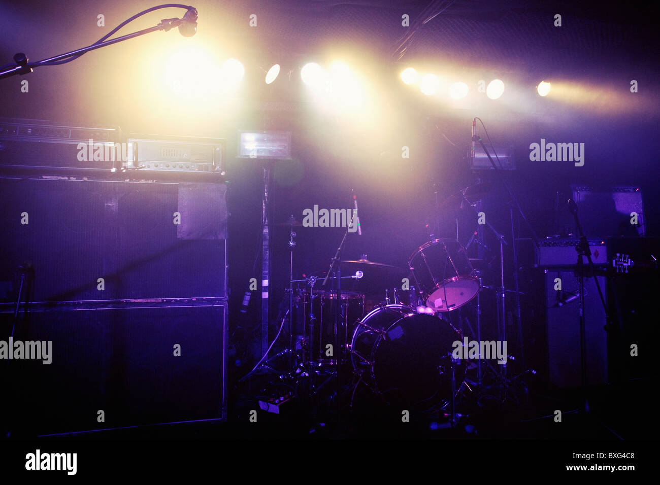 Spotlighted stage hi-res stock photography and images - Alamy
