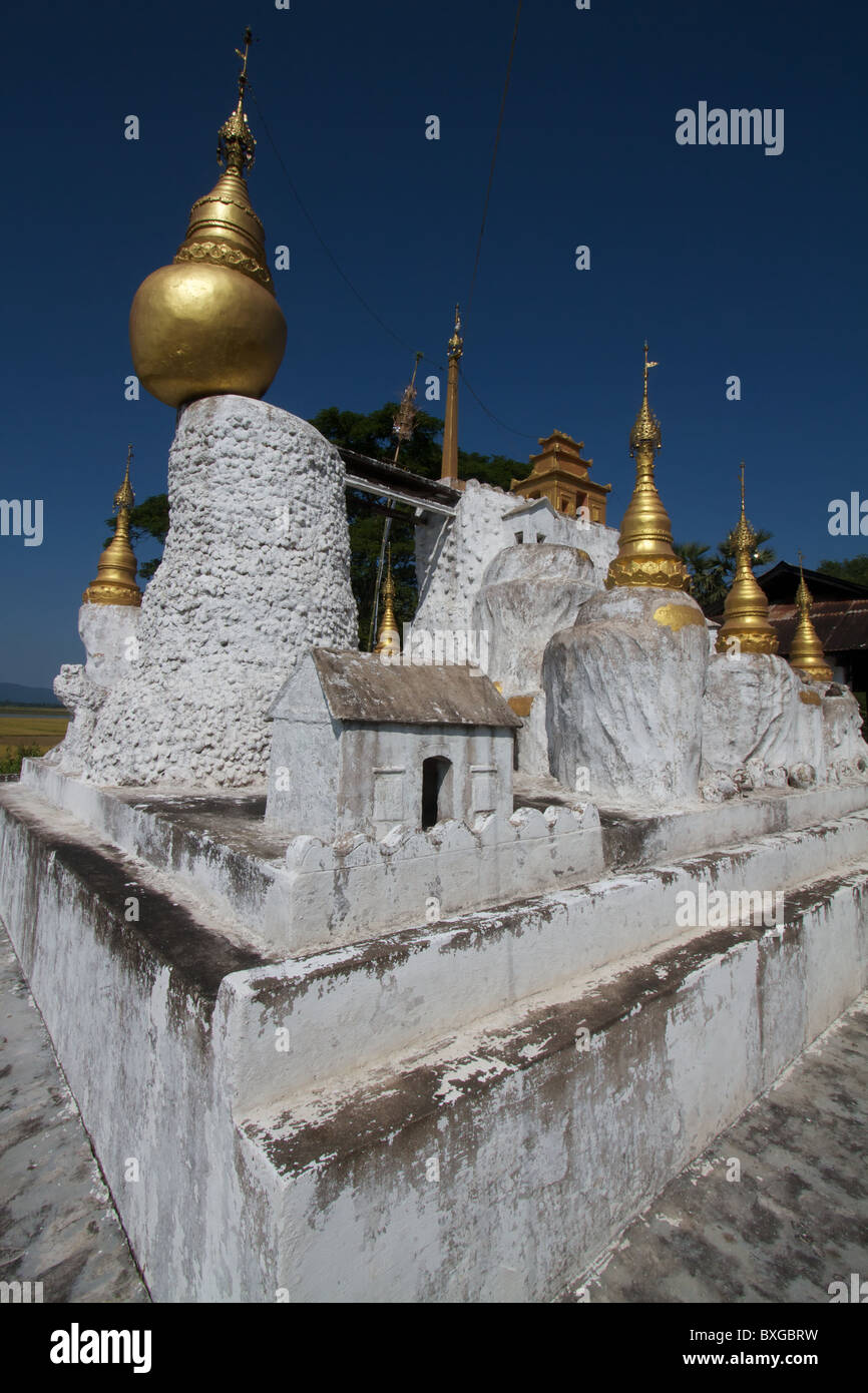 Small temples hi-res stock photography and images - Alamy