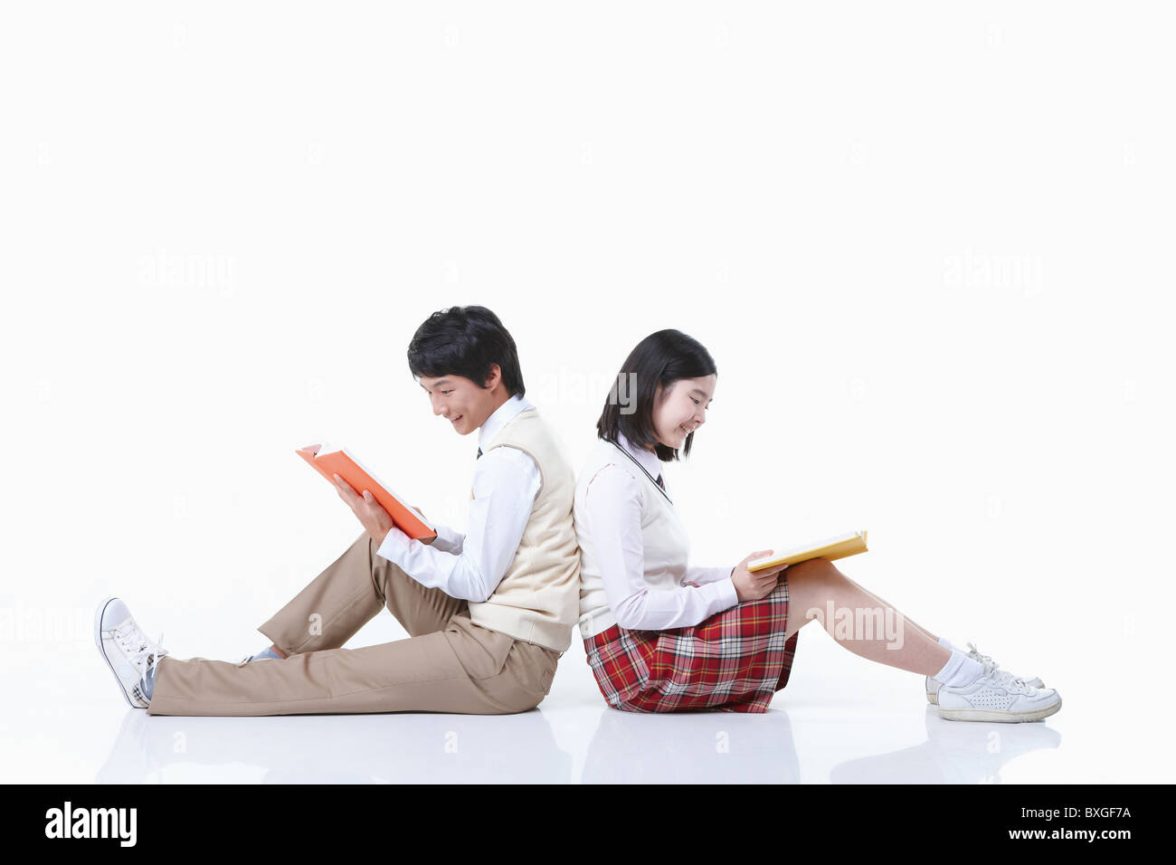 students reading the book Stock Photo - Alamy