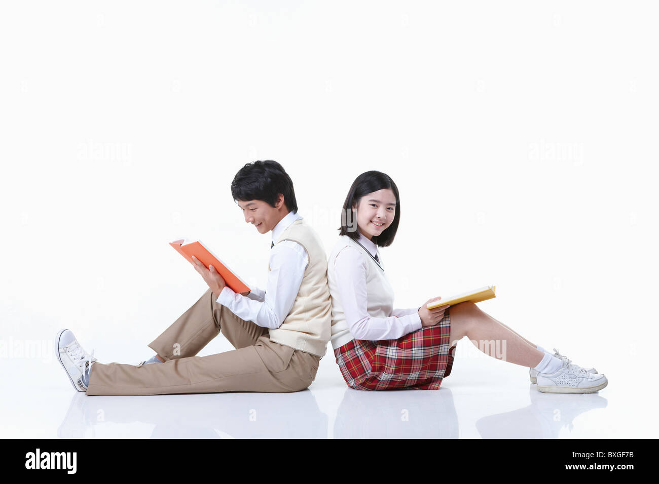 students reading the book Stock Photo - Alamy