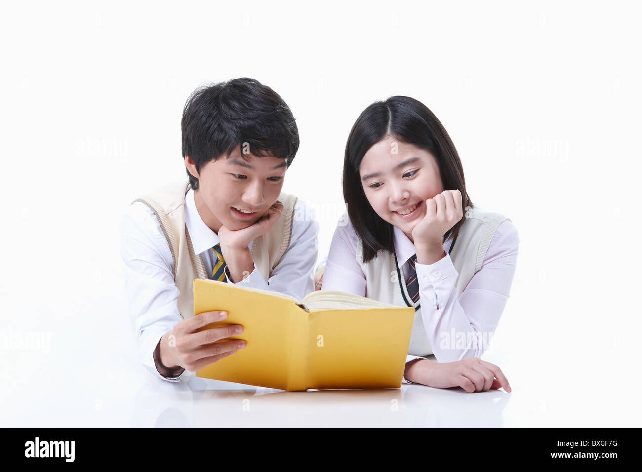 students reading the book Stock Photo - Alamy