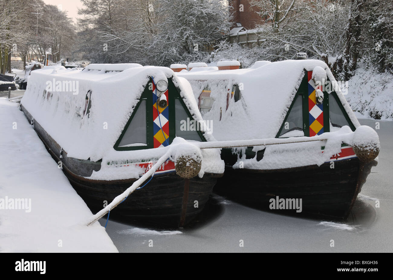 Narrowboats in snow hi-res stock photography and images - Alamy
