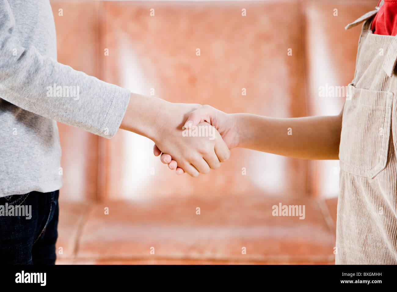 Boy girl shaking hands hi-res stock photography and images - Alamy