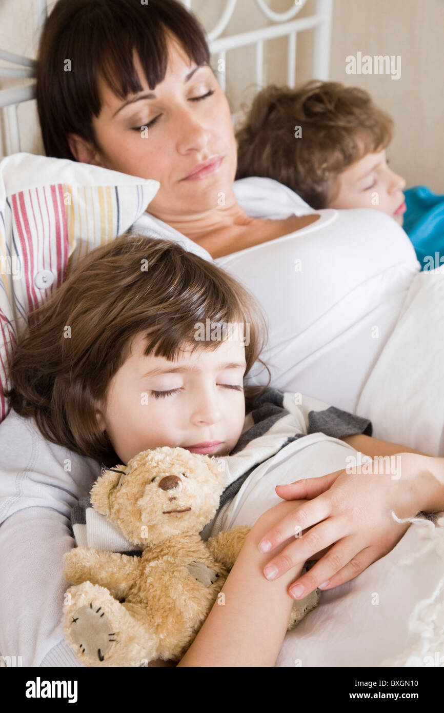 Mother sleeping in one bed with children Stock Photo - Alamy