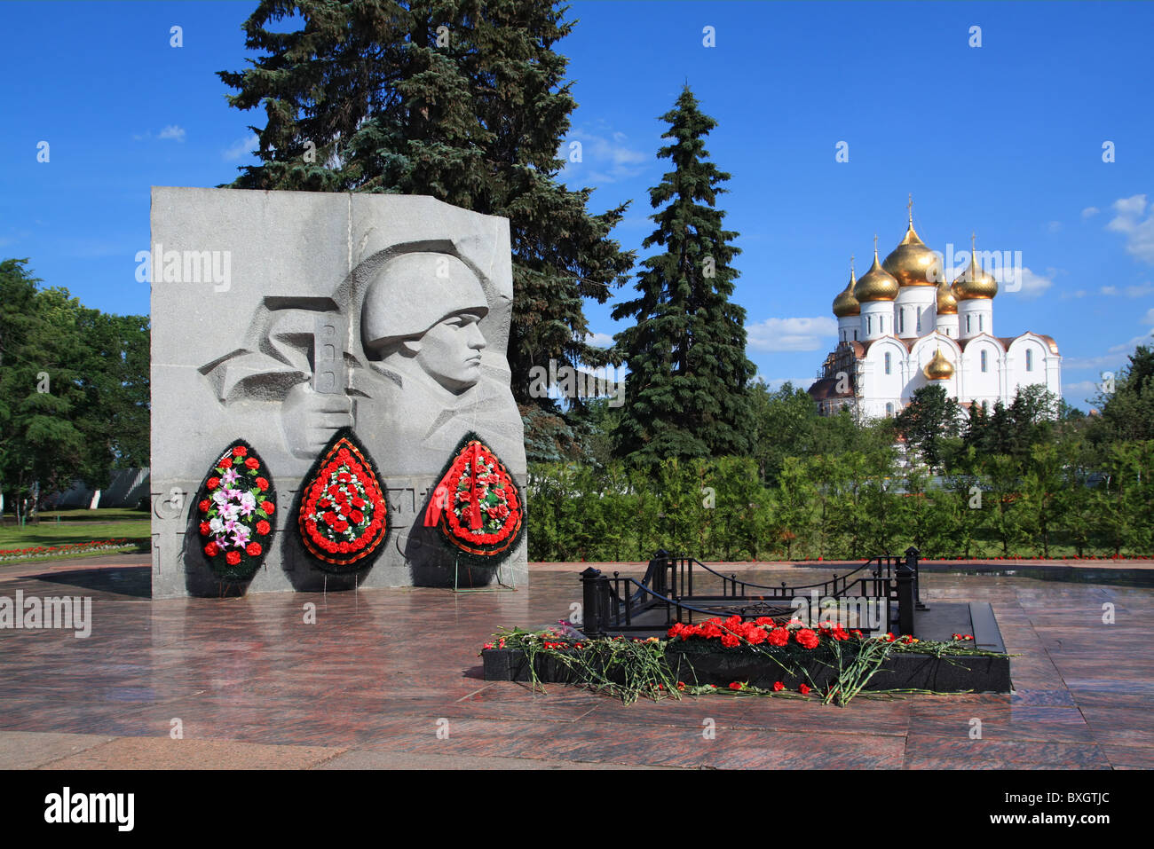 Unknown soldier wreath memorial day hi-res stock photography and images ...