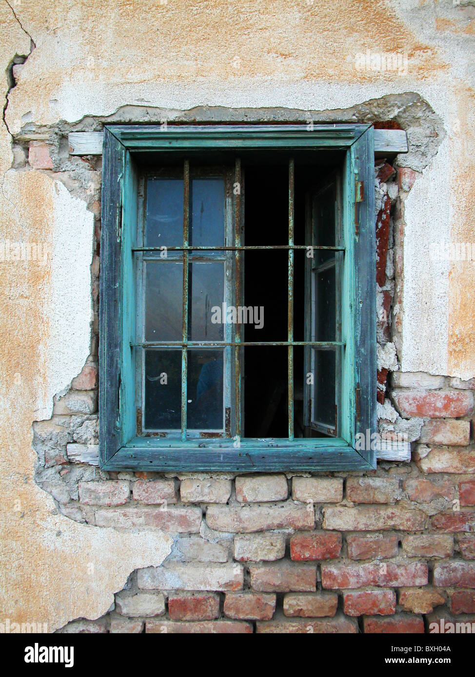 Basement doors and window hi-res stock photography and images - Alamy